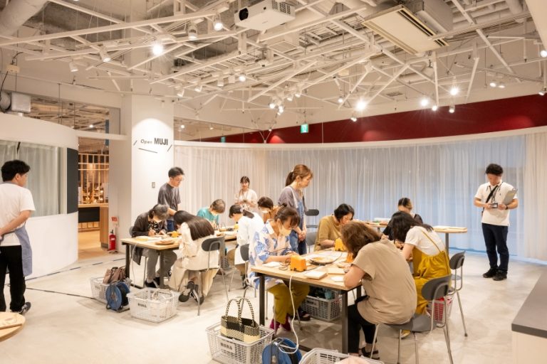 【MUJI×UR】UR団地の廃材を再利用したルームプレートワークショップ＠無印良品 グランフロント大阪レポート | MUJI×UR団地レポート | 住まいのコラム | 住まいのかたち ...